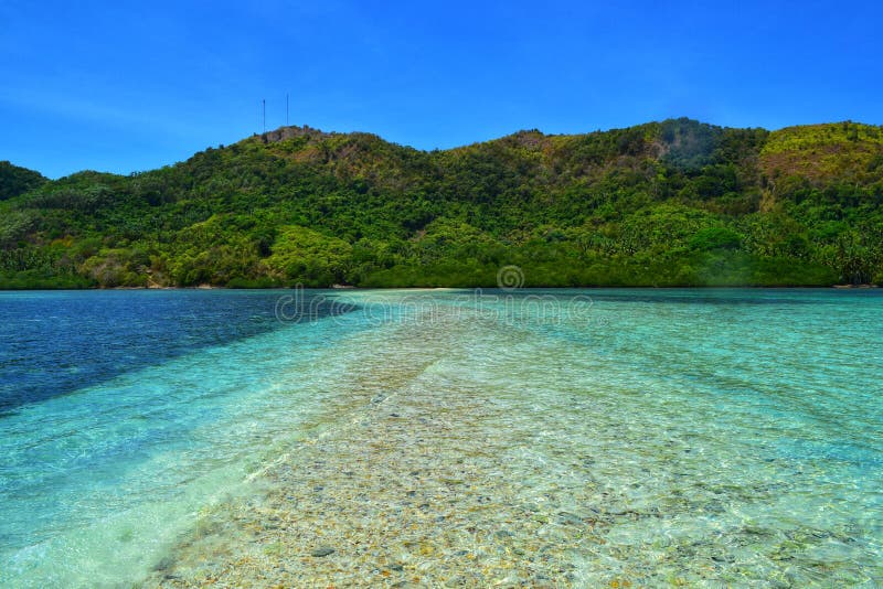 Caminando En La Isla De La Serpiente, Filipinas Foto de archivo ...