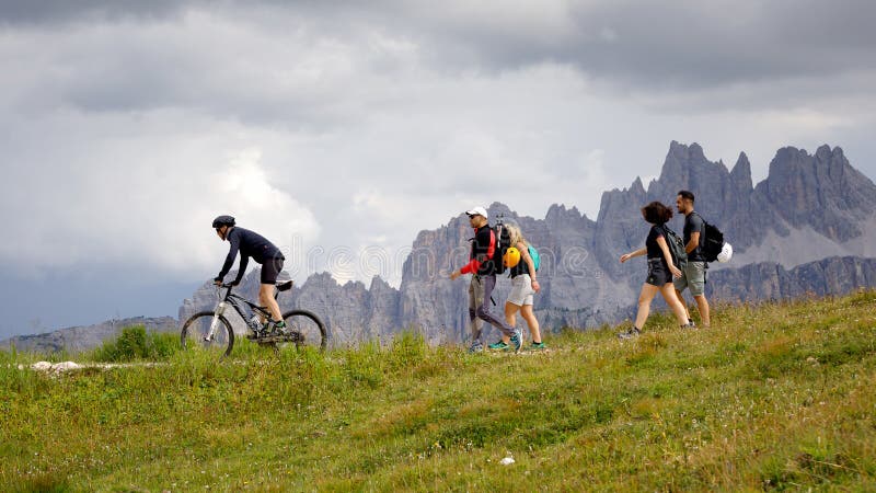 Caminantes En El Rastro De Montaña, Las Dolomías Y El Cielo Nublado En ... Caminantes En El Rastro De Montaña, Las Dolomías Y El Cielo Nublado En ...