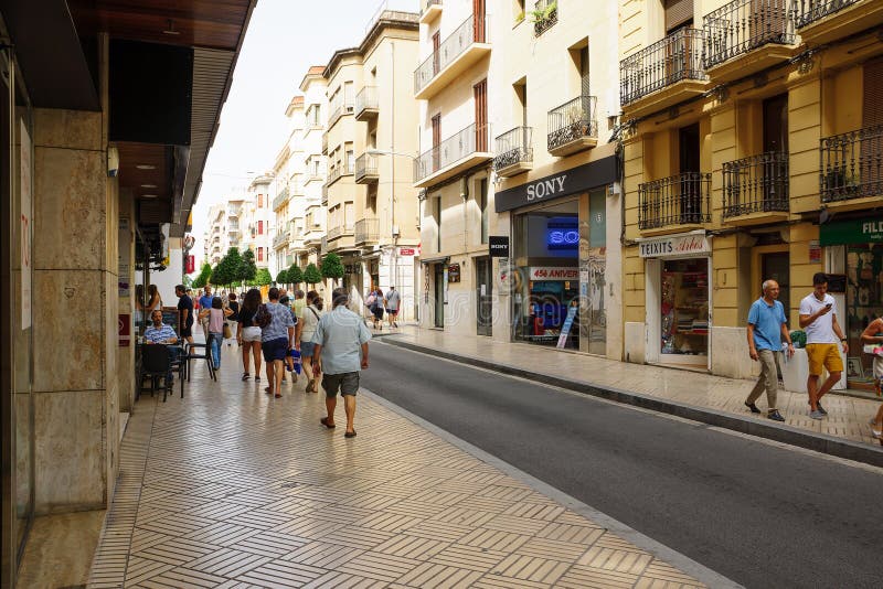 Caminar Por La Ciudad De Reus Imagen editorial - Imagen de exterior ...