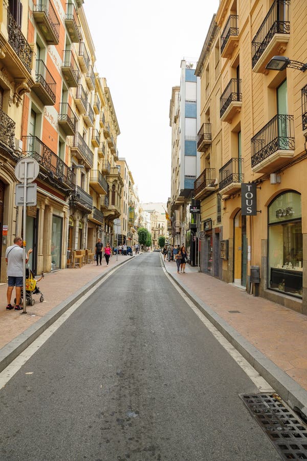 Caminar Por La Ciudad De Reus Foto editorial - Imagen de verano ...