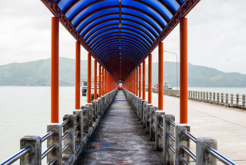 Caminhada à ponte do porto foto de stock. Imagem de nuvem - 31727596