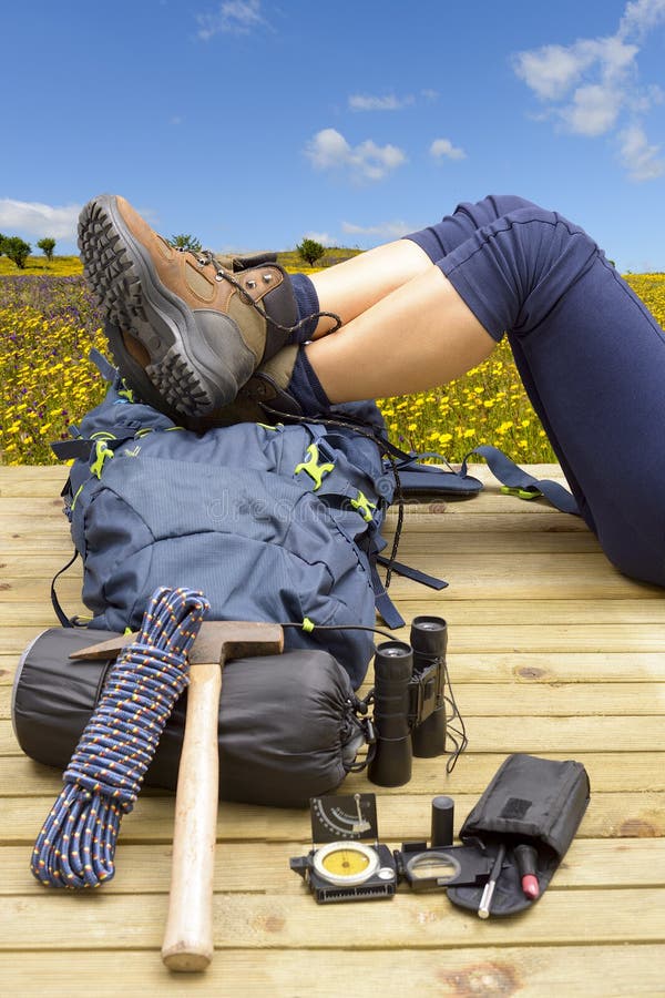 Mochila Com Botas Velhas E Chapéu No Fundo De Madeira Foto de Stock ...