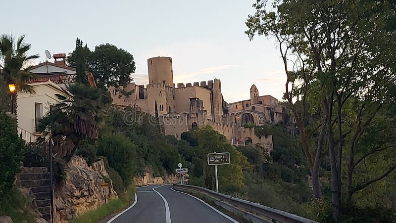 Camino Al Castillo De Castellet Imagen de archivo - Imagen de ...