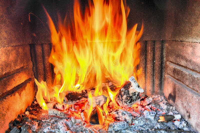 Camino Con Fuoco Alla Notte - Colpo All'aperto Fotografia Stock ...