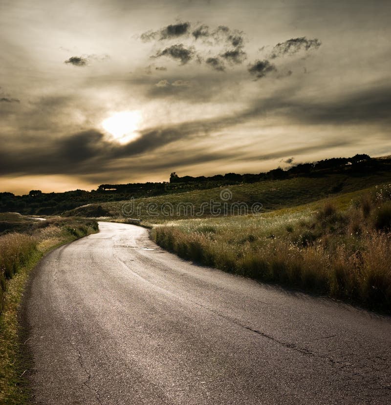 Camino En Centro De La Zona Rural Foto de archivo - Imagen de pista ...