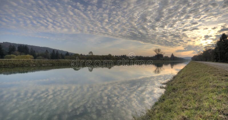 Camino En El Canal De Río De Isar Foto de archivo - Imagen de ondas ...