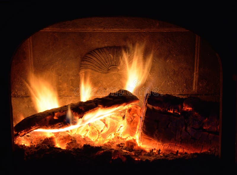 Camino, fuoco ardente fotografia stock. Immagine di fustigazione - 67642436