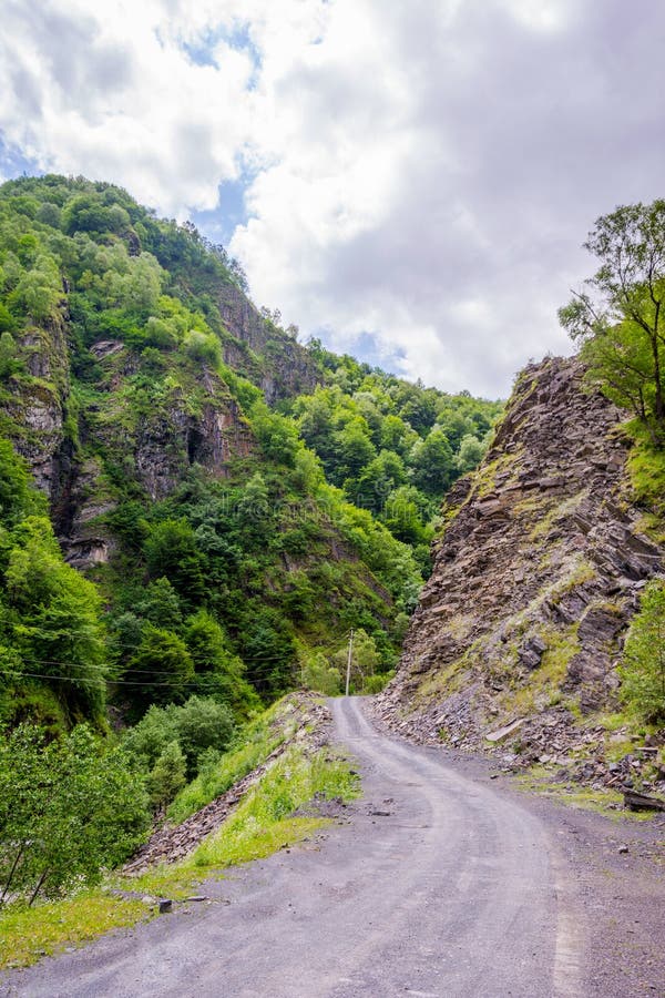Pueblo de Roshka, Georgia foto de archivo. Imagen de georgiano - 117631456