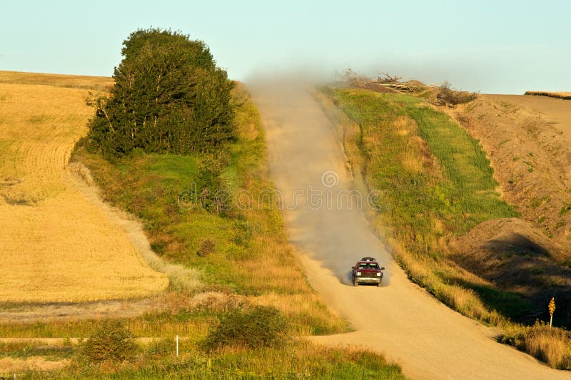 Camino rural con el camión imagen de archivo. Imagen de agricultura ...
