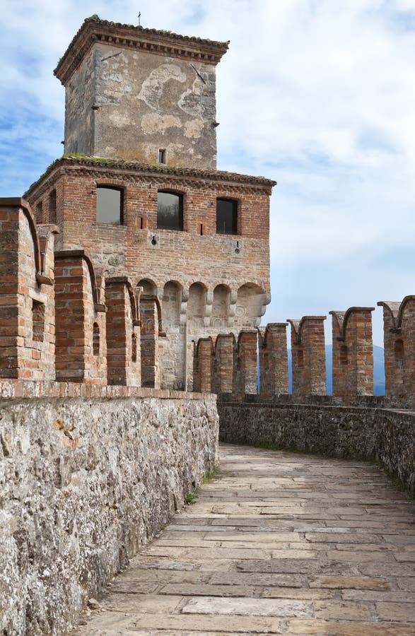Camino a Una Torre Medieval Foto de archivo - Imagen de detalle ...