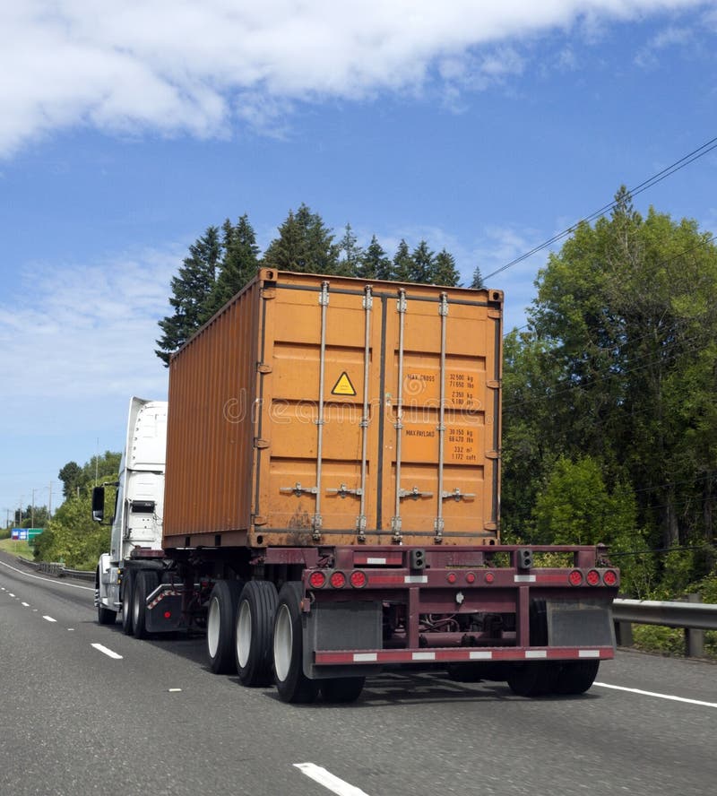 Camion a Base Piatta Con Il Container Immagine Stock - Immagine di ...
