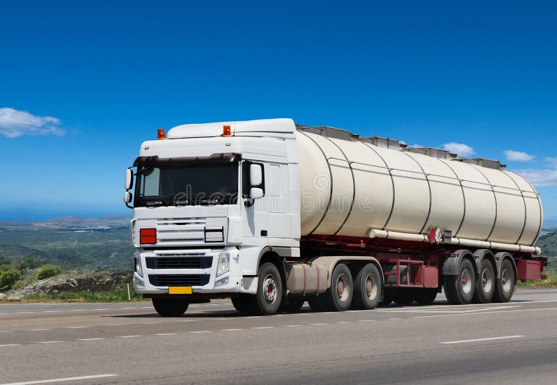 Rimorchio Del Camion Sulla Strada Principale Fotografia Stock ...