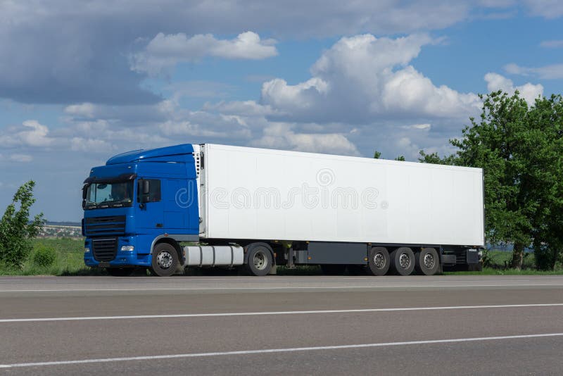 Camion Dans L'entrepôt - Transport De Cargaison Photo stock - Image du ...
