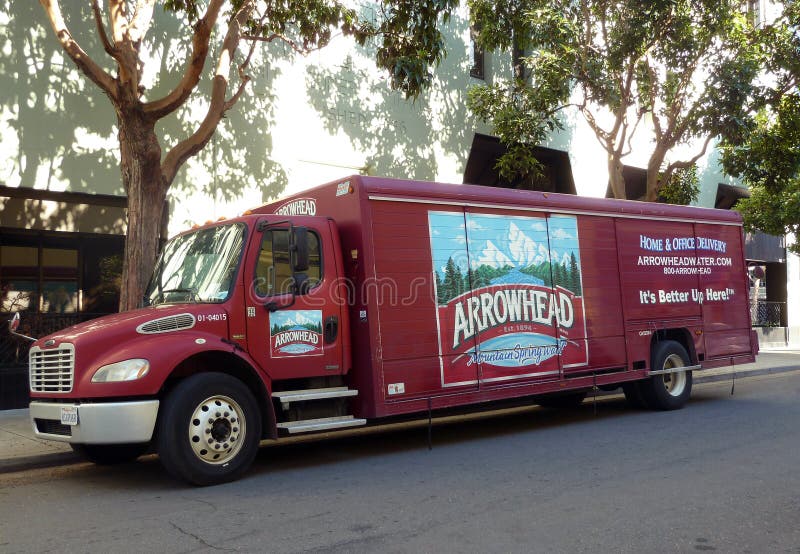 Camion De Distribution De L'eau De Pointe De Flèche Photo éditorial ...