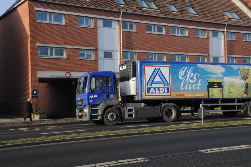 CAMION DE LIVRAISON D'ALDI image éditorial. Image du affaires - 84885410