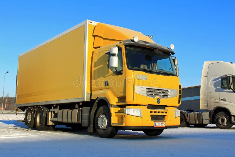 Camion De Livraison Jaune De Renault Premium 410 Image stock éditorial ...