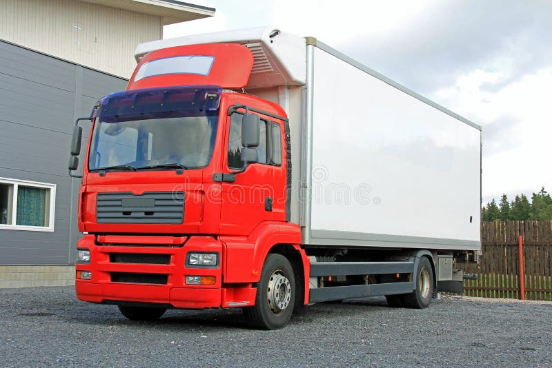 Camion De Livraison Rouge Par L'entrepôt Image stock - Image du lourd ...