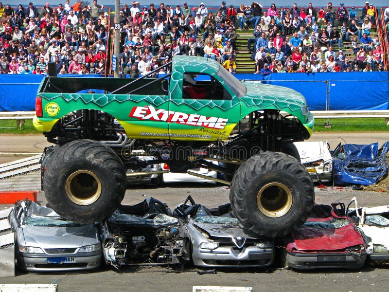 Camion de monstre image éditorial. Image du camion, couleur - 117785950