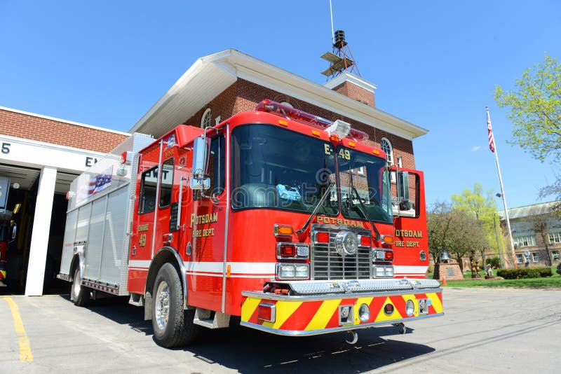 Camion de pompiers rouge photo éditorial. Image of urgence - 30914261
