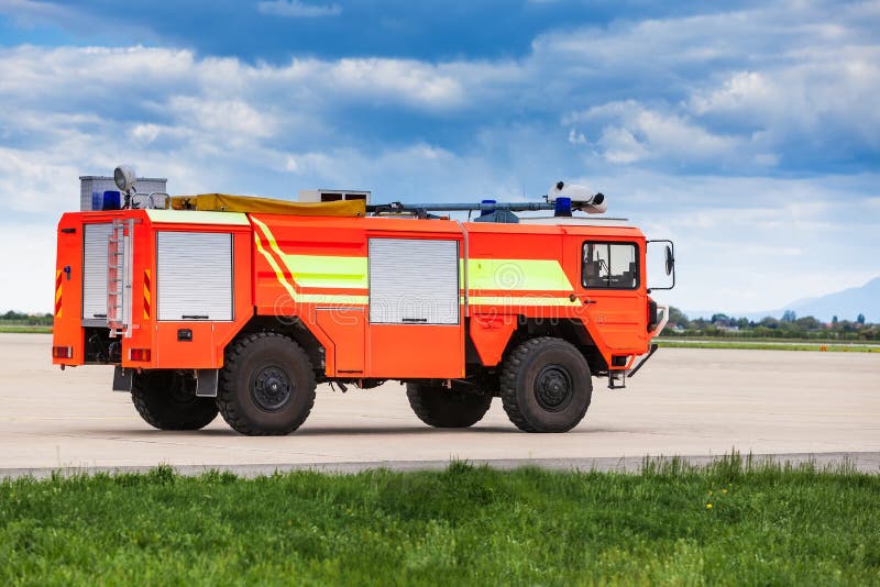 Camion de pompiers rouge photo stock. Image du boyau, échelle - 227292