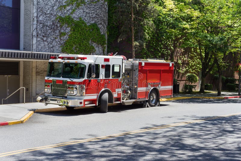 Camion De Pompiers Rouge Et Blanc Image stock - Image du alarme, héros ...
