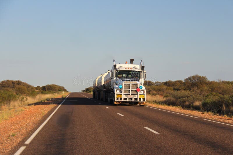 Camion de train routier photo éditorial. Image du lourd - 101525691