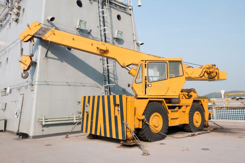 Camion della gru mobile fotografia stock. Immagine di barca - 61786418