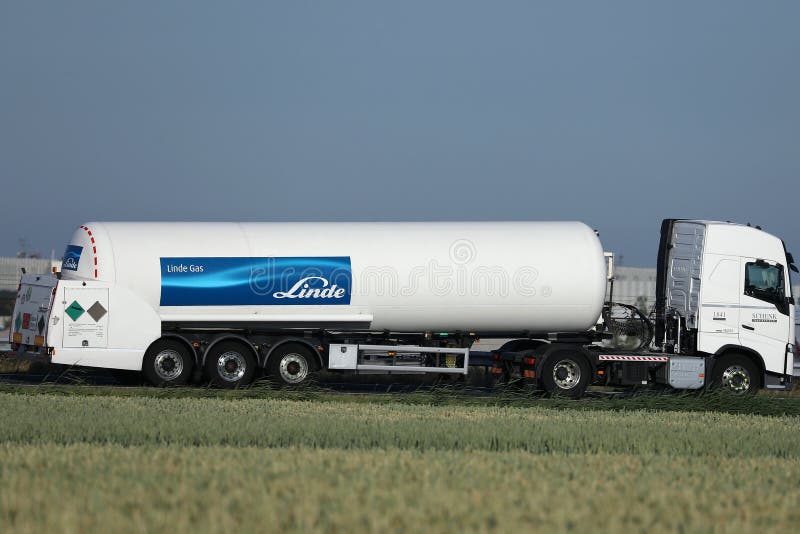 Camion Di Linde Tank Sulla Strada Principale Olandese Immagine Stock ...