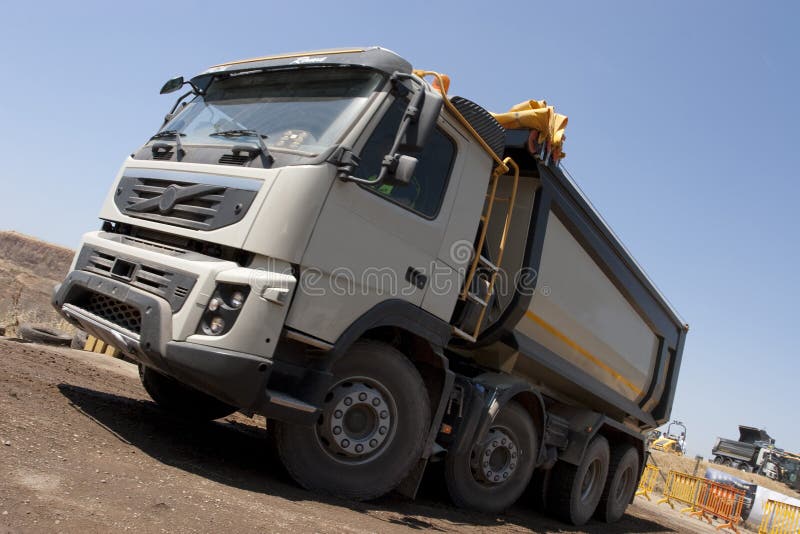 Camion e bulldozer immagine stock. Immagine di costruzione - 50330257