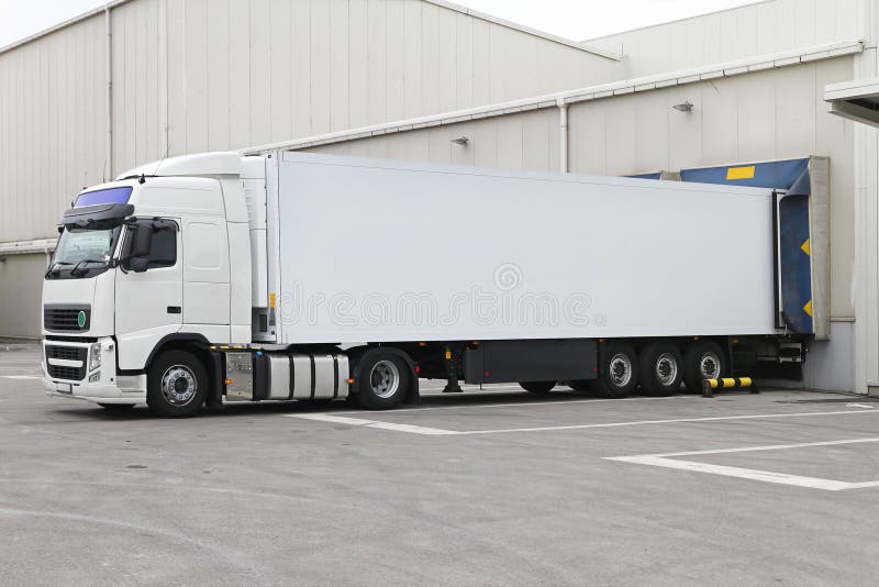 Camion e rimorchio immagine stock. Immagine di caricamento - 33230049