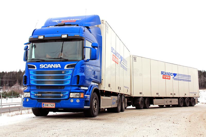 Pilota Cars E Due Camion Che Trasportano I Carichi Di Grande Misura ...