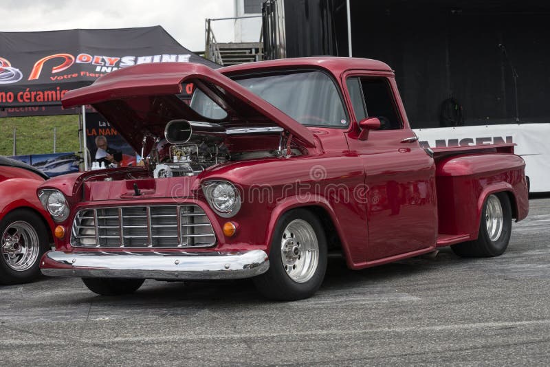 Camion Pick-up De Rouge De Vintage Photo stock éditorial - Image du ...