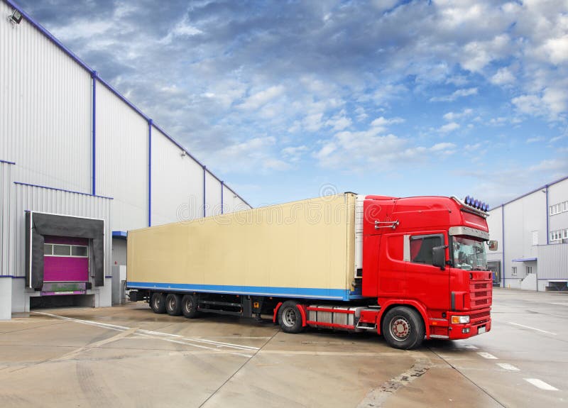 Camion De Livraison Rouge Par L'entrepôt Image stock - Image du ...
