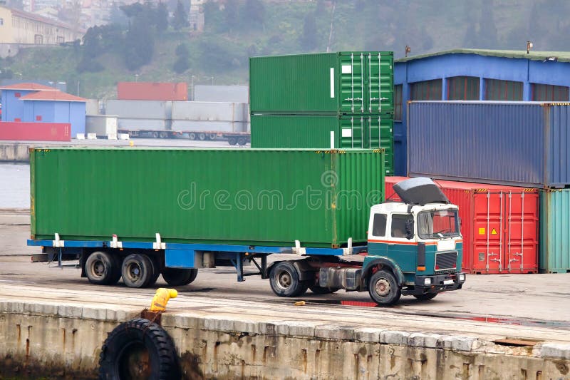 Camion vert de conteneur image stock. Image du expédition - 19120671