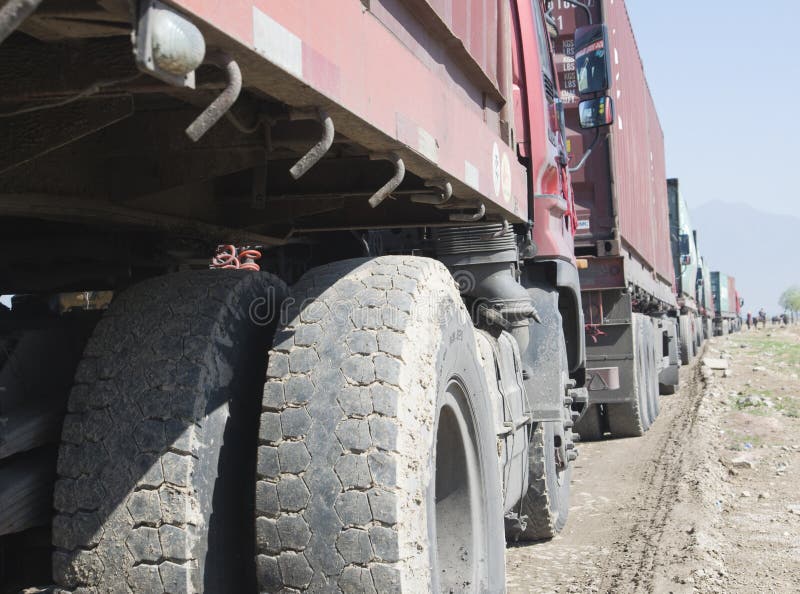Camions de cargaison image stock. Image du conteneurs - 15843837