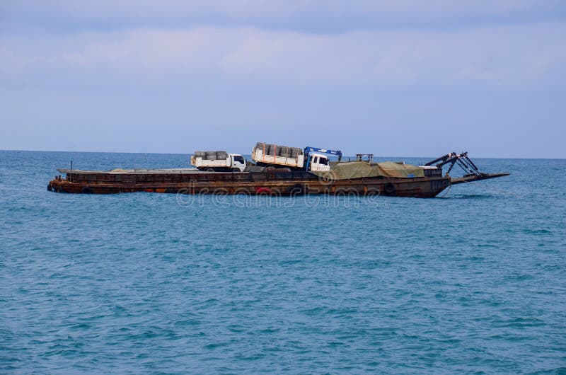 Camions Sur Le Cargo En Mer Photo stock - Image du camions, navire ...