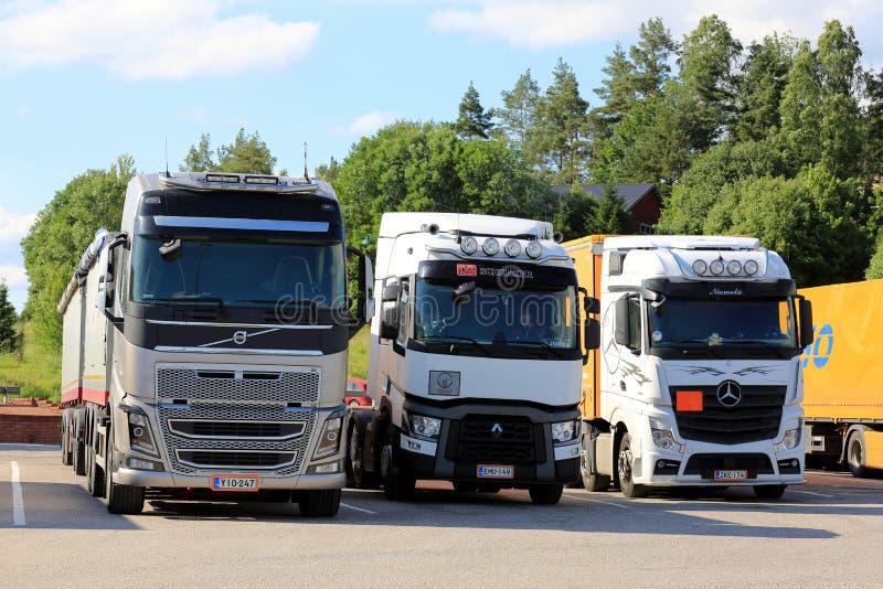 Camions Sur Un Relais Routier Photographie éditorial - Image du ...