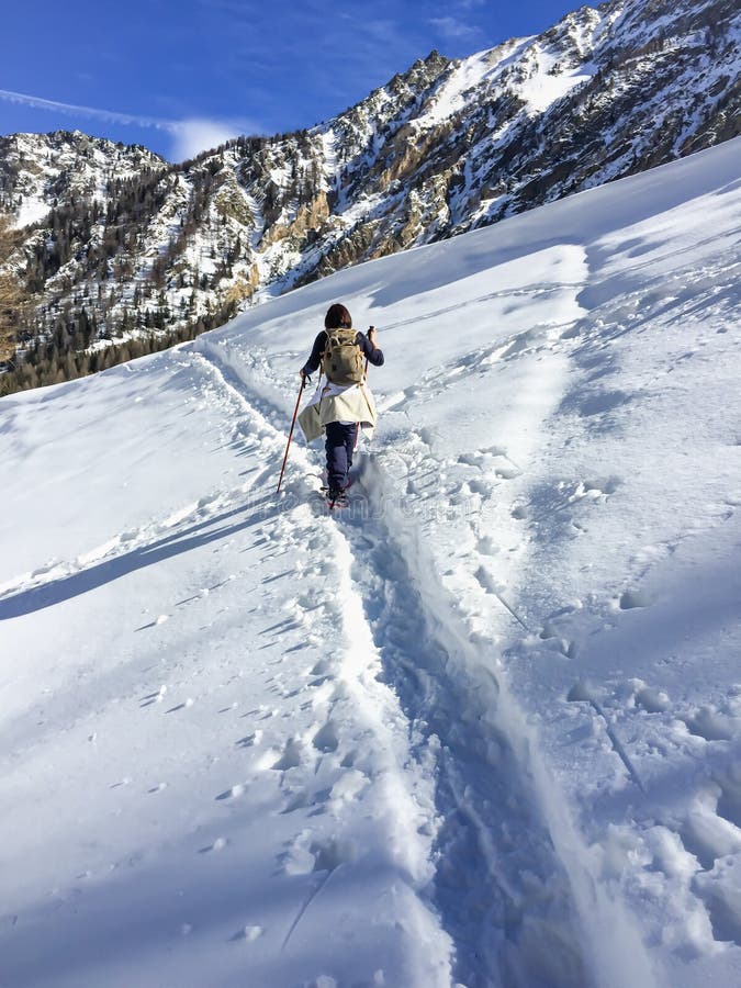 Camminando nella neve immagine stock. Immagine di donna - 67173269