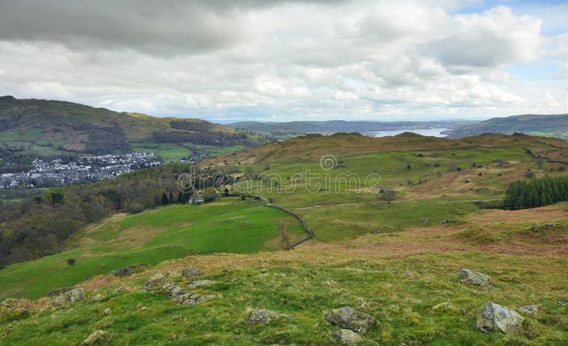 Campagna Inglese: Valle, Lago, Colline, Villaggio Fotografia Stock ...