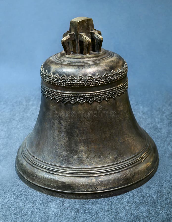 Campana De Iglesia Medieval Aislada Sobre Blanco Imagen de archivo ...