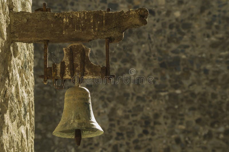 Campana En Torre Medieval De La Iglesia De Piedra Foto de archivo ...