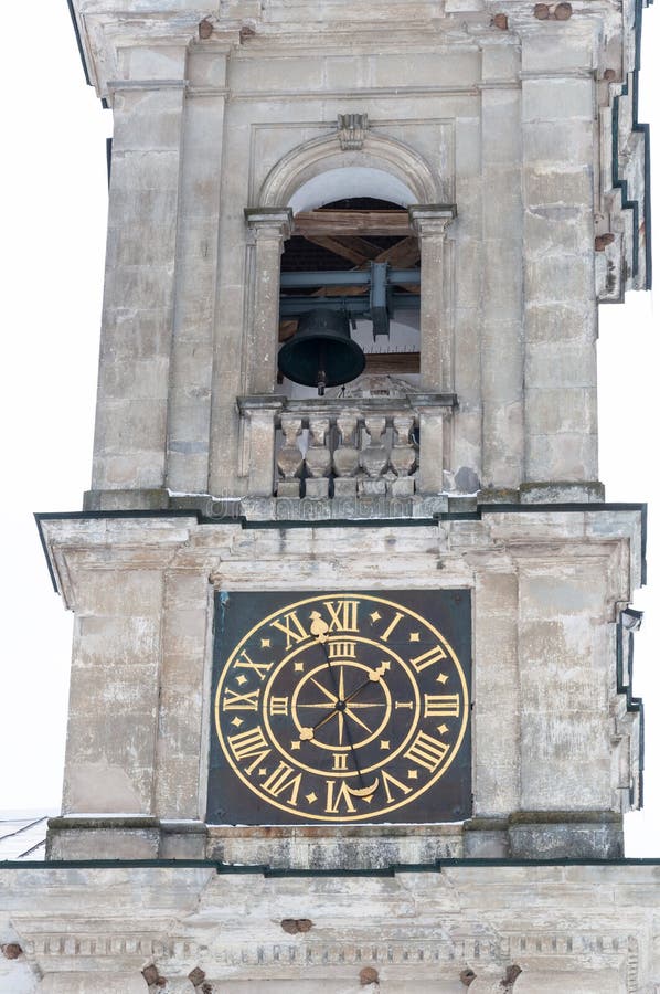 Campanario De Una Iglesia Con La Alarma Y El Reloj Foto de archivo ... Campanario De Una Iglesia Con La Alarma Y El Reloj Foto de archivo ...