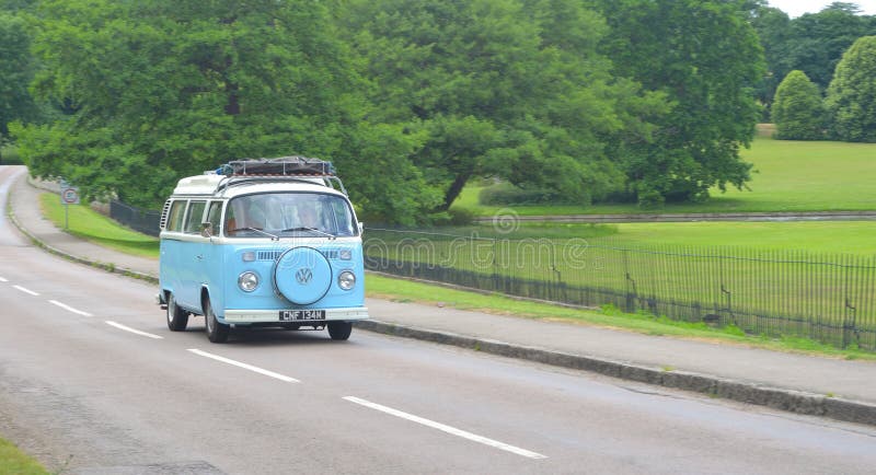 Camper Classico Di VW Sulla Strada Campestre Immagine Stock Editoriale ...