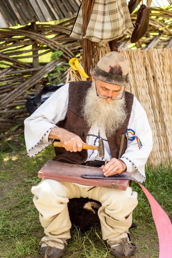Campesino Que Trabaja Su Tierra Con La Cebolla Imagen de archivo ...