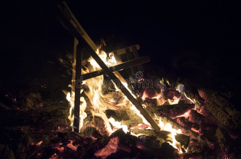 A campfire at the campsite stock image. Image of enjoy - 222175563
