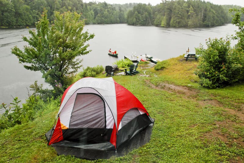 Camping Por Un Lago Del Yermo Imagen de archivo - Imagen de lago ...