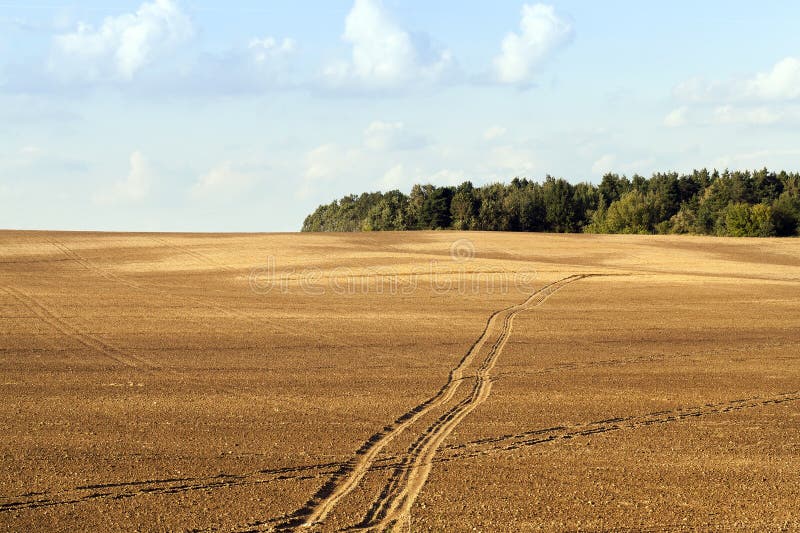 Campo arato da un trattore fotografia stock. Immagine di sporcizia ...