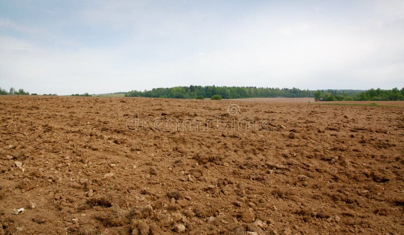 Campo Arato Nel Tempo Di Primavera Con Cielo Blu Terra Arata, Con Le ...