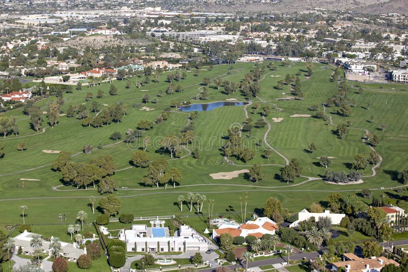Campo Da Golf Fertile Nel Deserto Fotografia Stock - Immagine di fori ...
