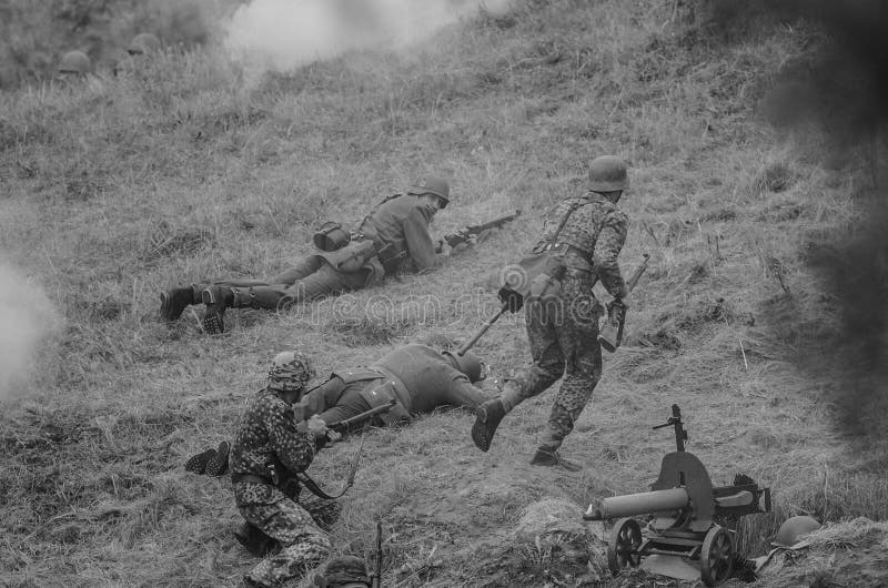 Soldados En El Campo De Batalla Blanco Y Negro Foto editorial - Imagen ...
